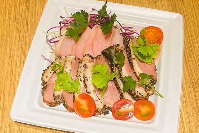『創作ダイニングSAKIGAKE〜オードブル〜』の「ロースハム＆合鴨スモークパストラミ～ベビーリーフ＆プチトマト～」のケータリング・オードブル ...